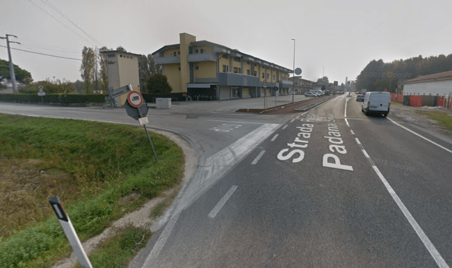 Scontro frontale tra due auto: un uomo rimane intrappolato nell ... Scontro frontale tra due auto: un uomo rimane intrappolato nell ...