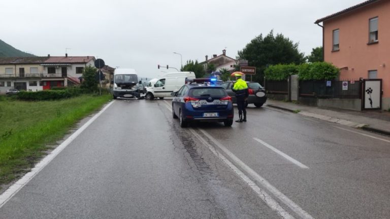 Incidente sul confine tra Santorso e Schio: quattro mezzi coinvolti, un ... Incidente sul confine tra Santorso e Schio: quattro mezzi coinvolti, un ...