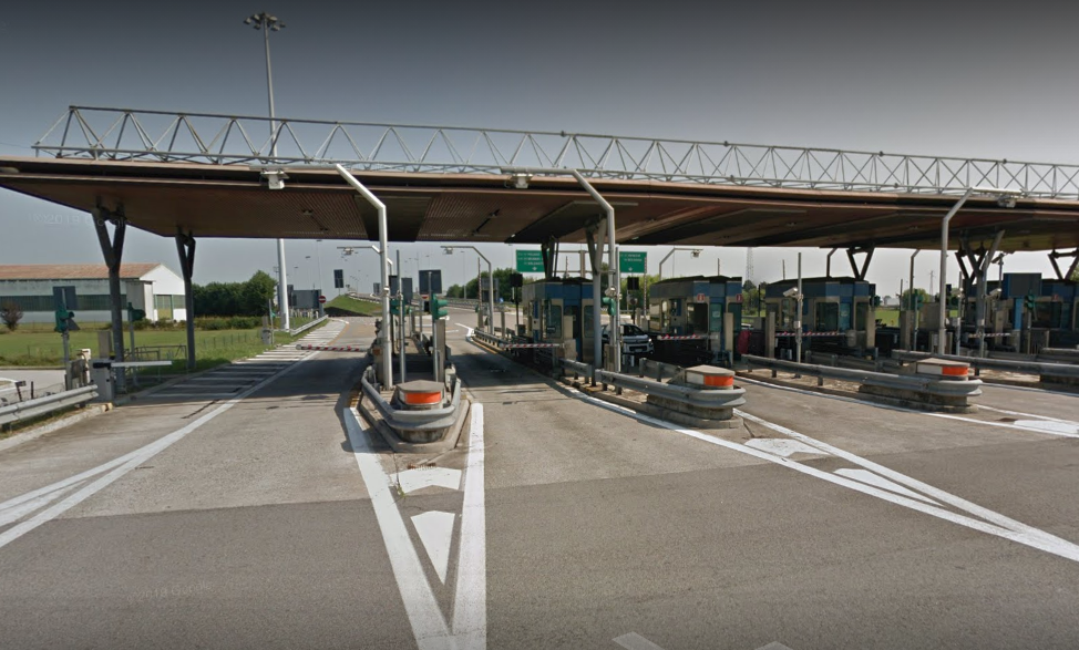 Ubriaco al volante si schianta sul casello. Tasso alcolico 6 volte ... Ubriaco al volante si schianta sul casello. Tasso alcolico 6 volte ...
