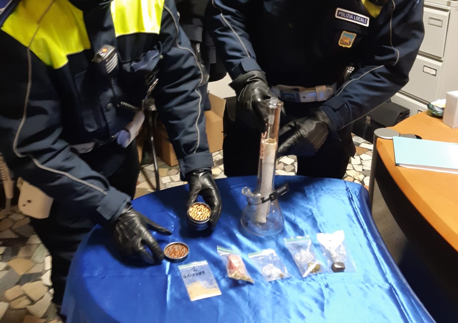 Va in giro in scooter con un "bong" nello zaino e un mix di marijuana e ...