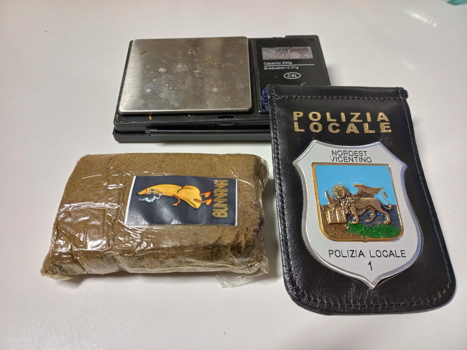 Si porta un etto di hashish al parco con gli amici. Ma viene "beffato ...