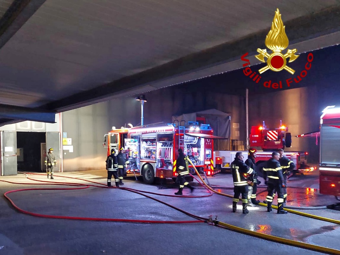 Incendio notturno all'interno di una fabbrica. I vigili del fuoco ...