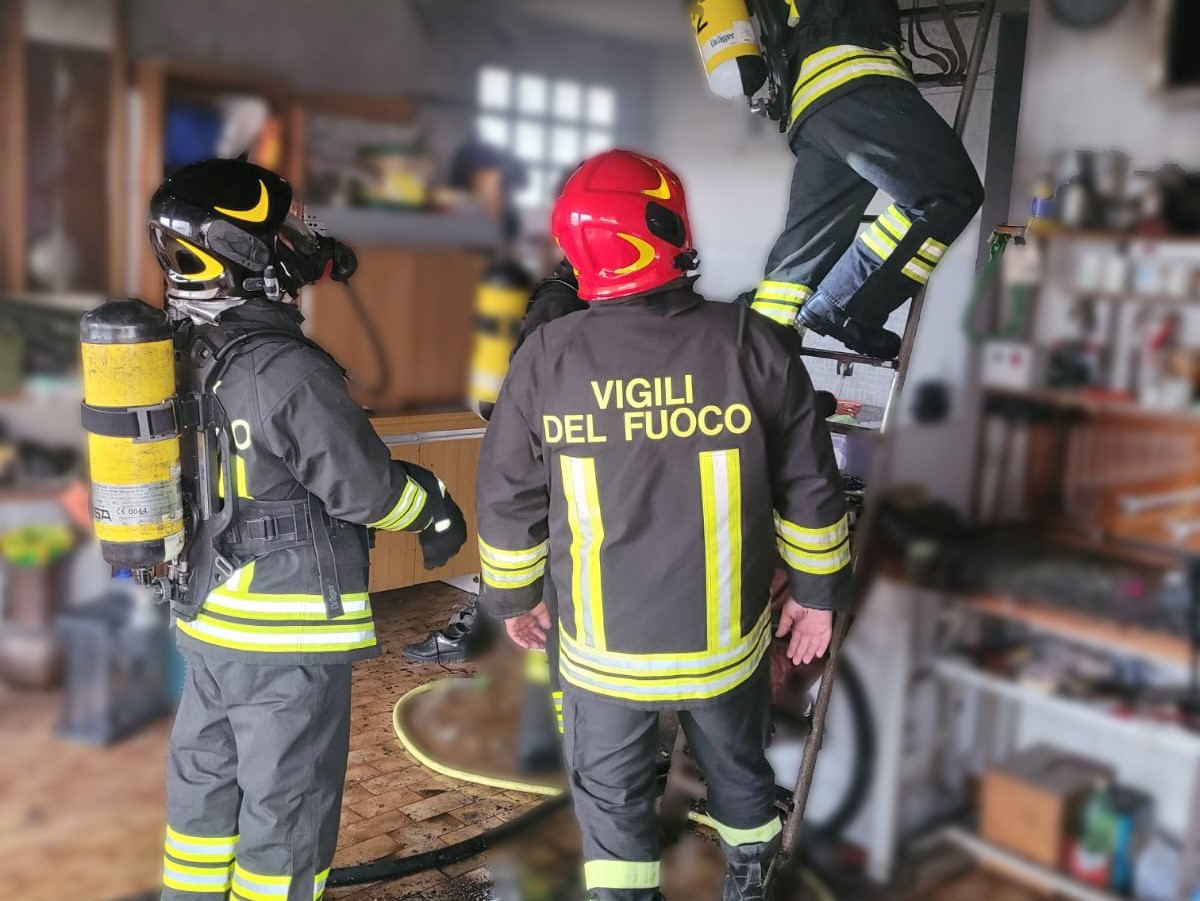 Principio d'incendio nella taverna, i pompieri domano le fiamme in cucina e garage - L'Eco Vicentino
