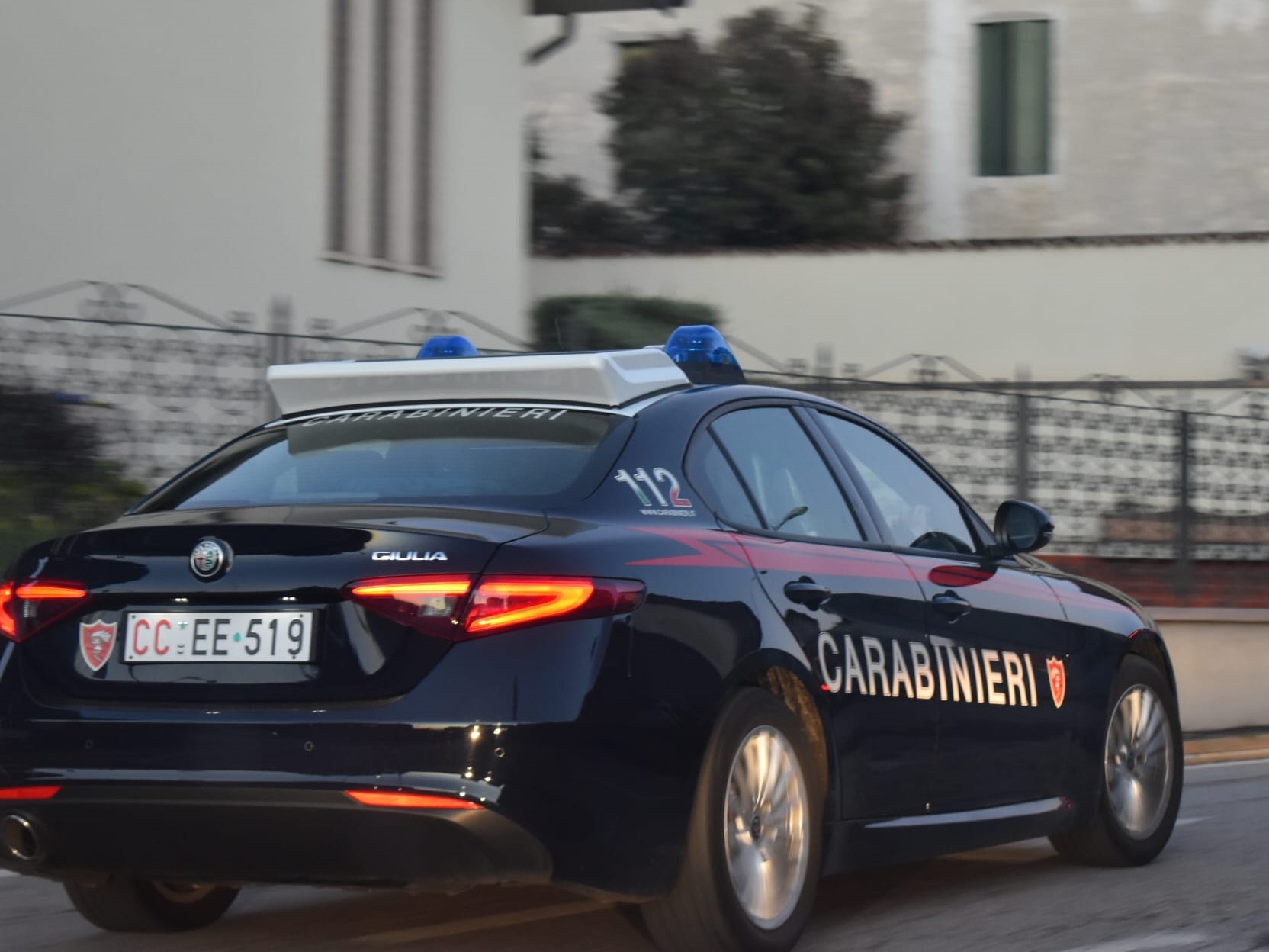 Litiga con la fidanzata: i vicini chiamano i Carabinieri. Poi scatta la denuncia per droga - L ...