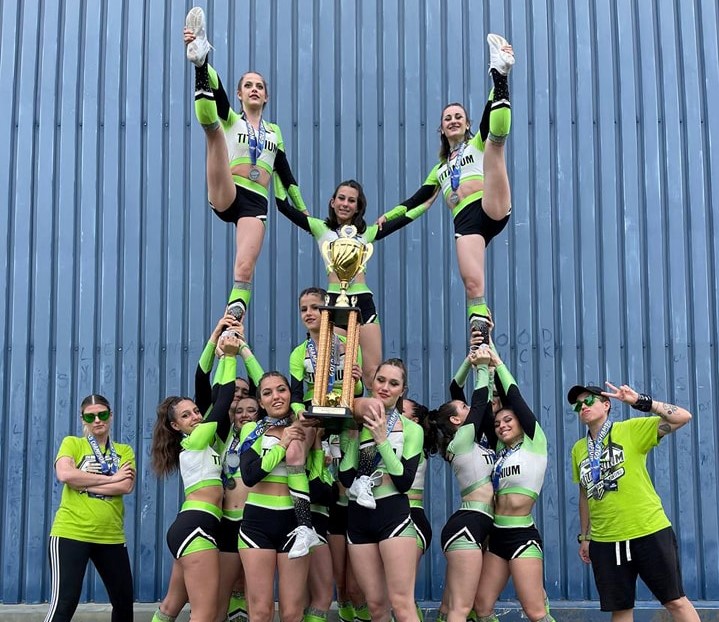 Il team di cheerleading Titanium esulta in Germania. Oro e trofeo dopo ...