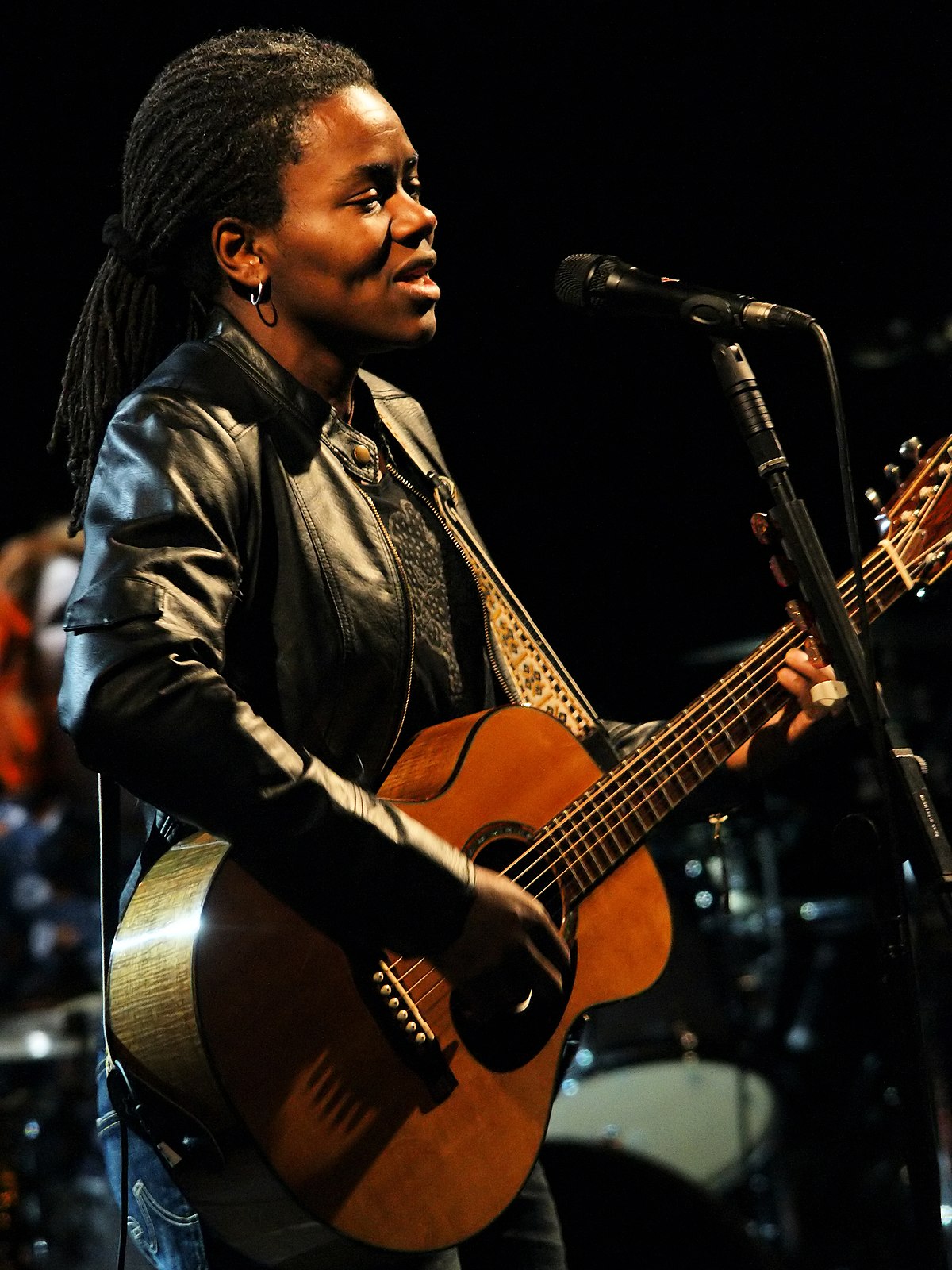 Tracy Chapman è la prima donna "Nera" in cima alla chart country di ...