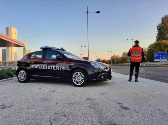 Giovane ubriaco si scaglia contro i carabinieri: arrestato per lesioni, resistenza, oltraggio e ...