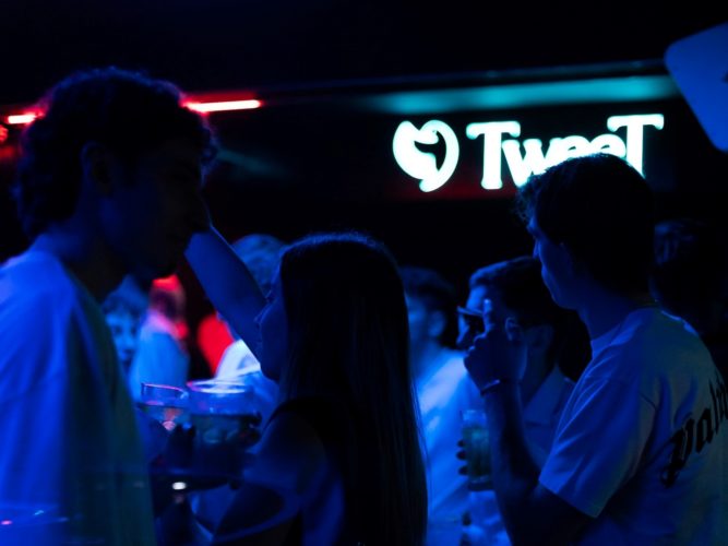 Schiamazzi e zuffe: nel blitz al Tweet, droga a terra e irregolarità in ...