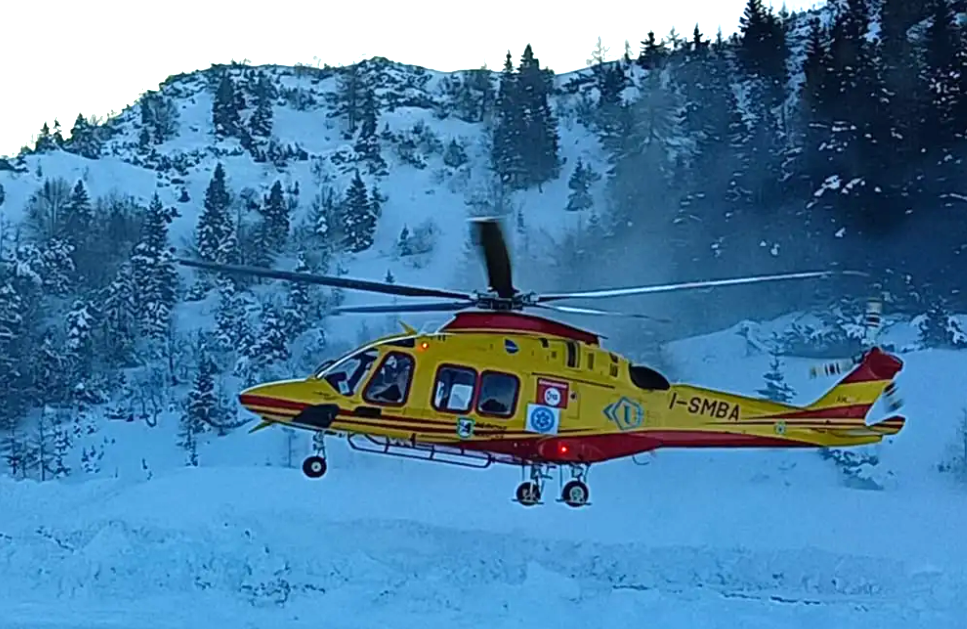 Incidente sugli sci, un 20enne cade e batte la testa. Soccorso in ... Incidente sugli sci, un 20enne cade e batte la testa. Soccorso in ...