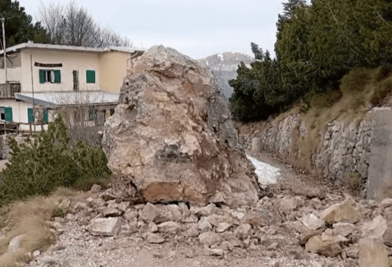 Un macigno precipita vicino a un rifugio. Nuovo distacco roccioso "sul ...