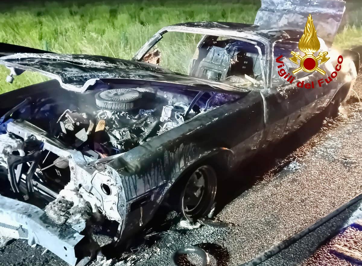 Camaro d'epoca prende fuoco in autostrada: salvi i due uomini a bordo ...