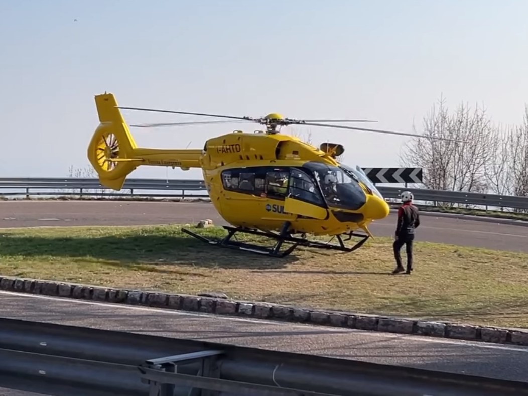 Cade giù dalla scala e si ferisce con tagli profondi alla schiena ...