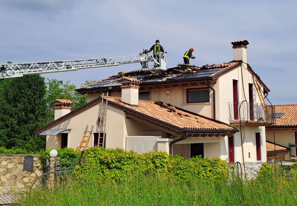 Incendio in località Crosara, a fuoco il tetto in legno di un'abitazione. Pompieri al lavoro - L ...