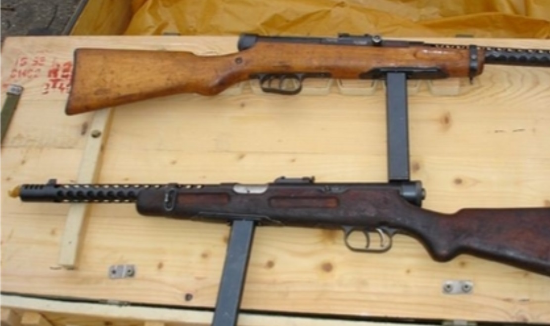 Mitra e pistola da guerra tenute in casa senza autorizzazione ...