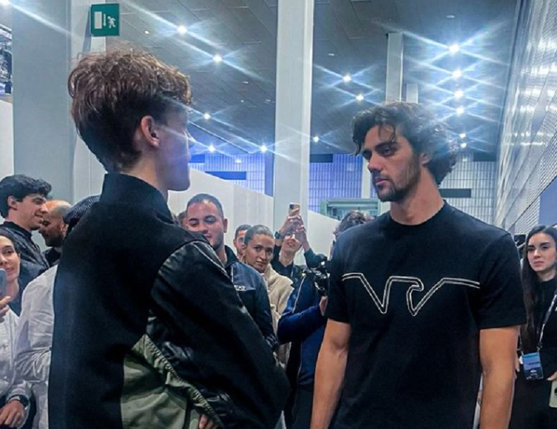 Sguardi tra campioni e coetanei: Thomas Ceccon incontra Jannik Sinner a ...
