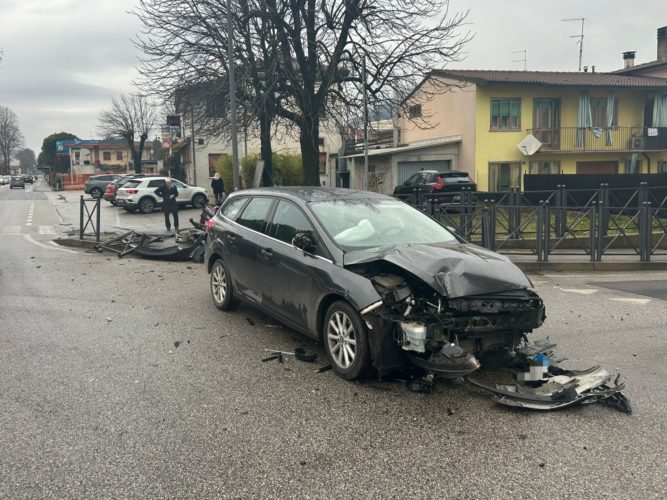 Perde il controllo dell'auto e si schianta contro le barriere pedonali: illeso un 67enne - L'Eco ...