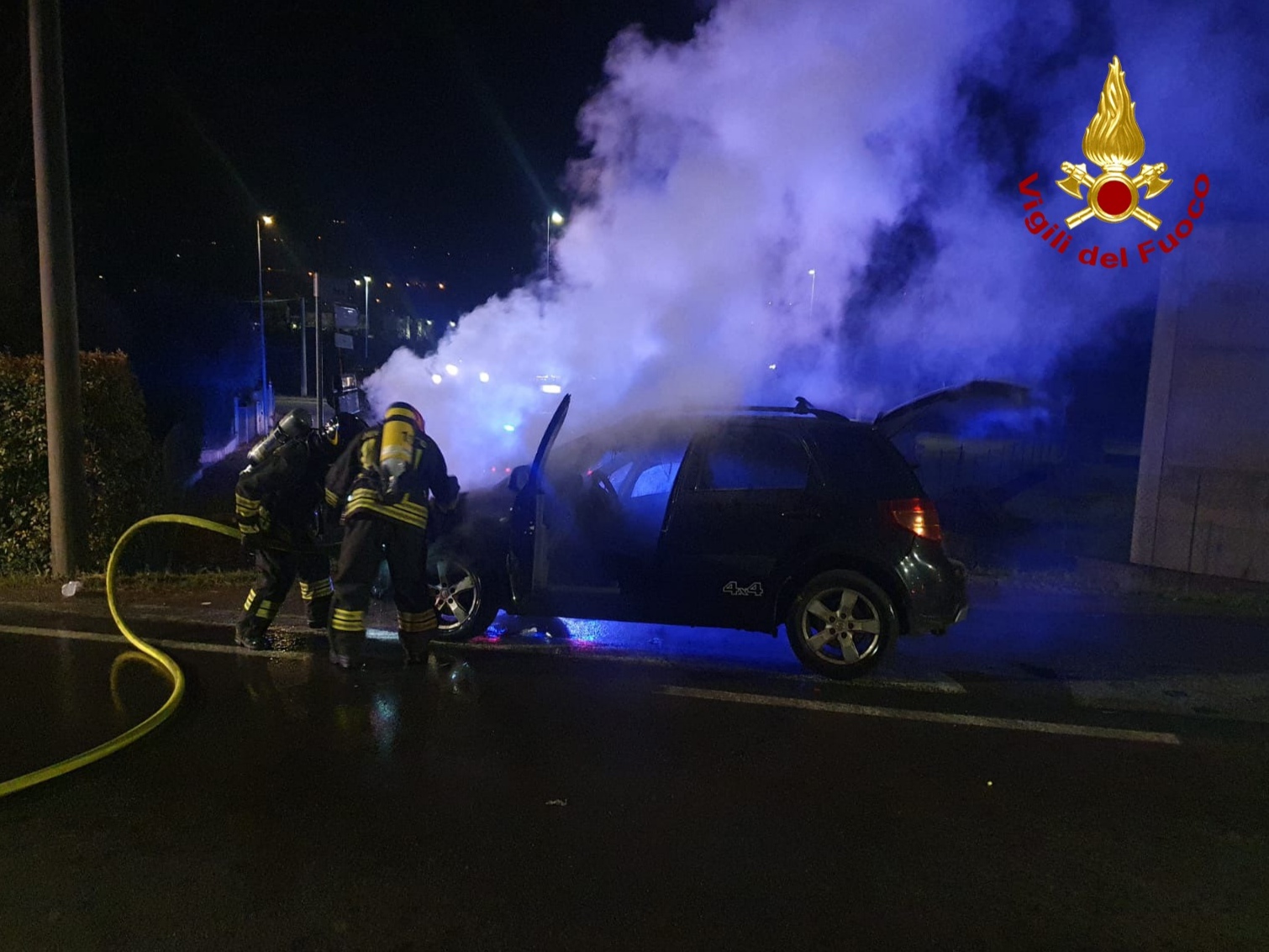 Un guasto e poi il fuoco: guidatore in salvo, auto distrutta dalle ...
