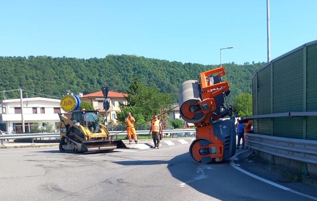 Rullo da tre tonnellate cade in strada dal camion nella rotatoria ...