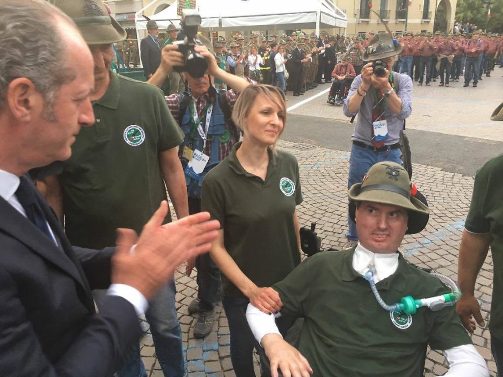 Addio a Riccardo Cerantola, l'alpino affetto da Sla simbolo di tenacia ...
