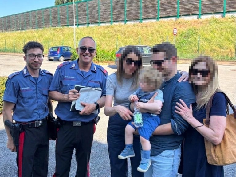 Bloccato in auto sotto il sole: i Carabinieri salvano bimbo di un anno ...